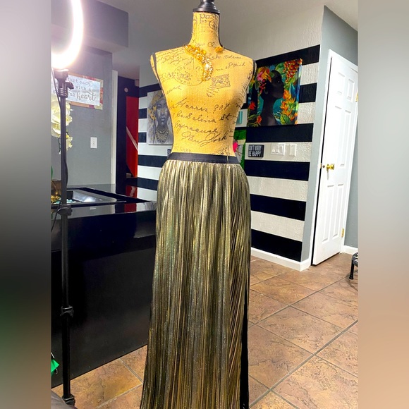 Justify | Skirts | Beautiful Metallic Gold Skirt Lxl | Poshmark